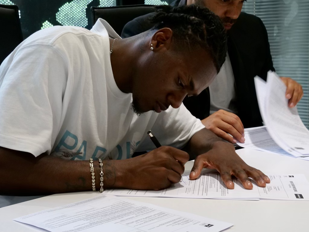 Lilian Raolisoa signe son premier contrat professionnel ! - Angers SCO