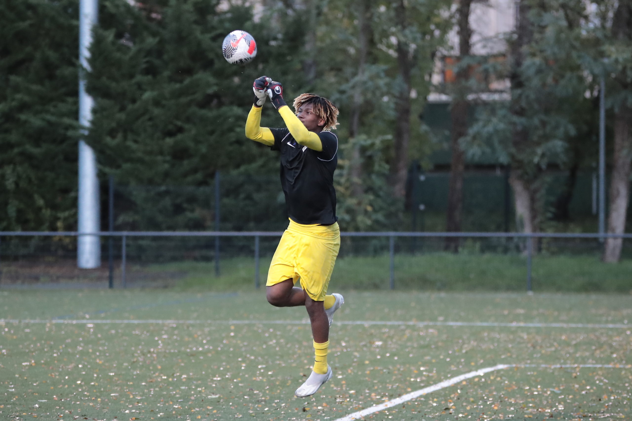 Oumar Pona signe son premier contrat professionnel ! - Angers SCO