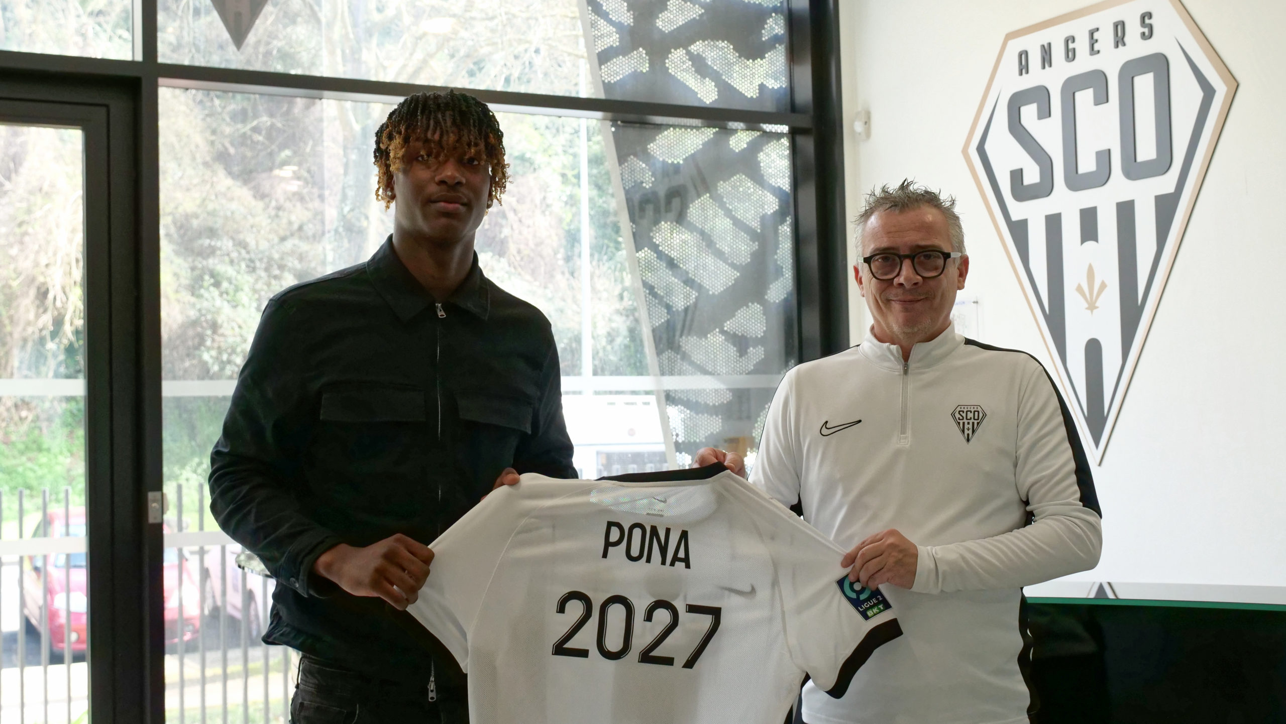 Oumar Pona signe son premier contrat professionnel ! - Angers SCO