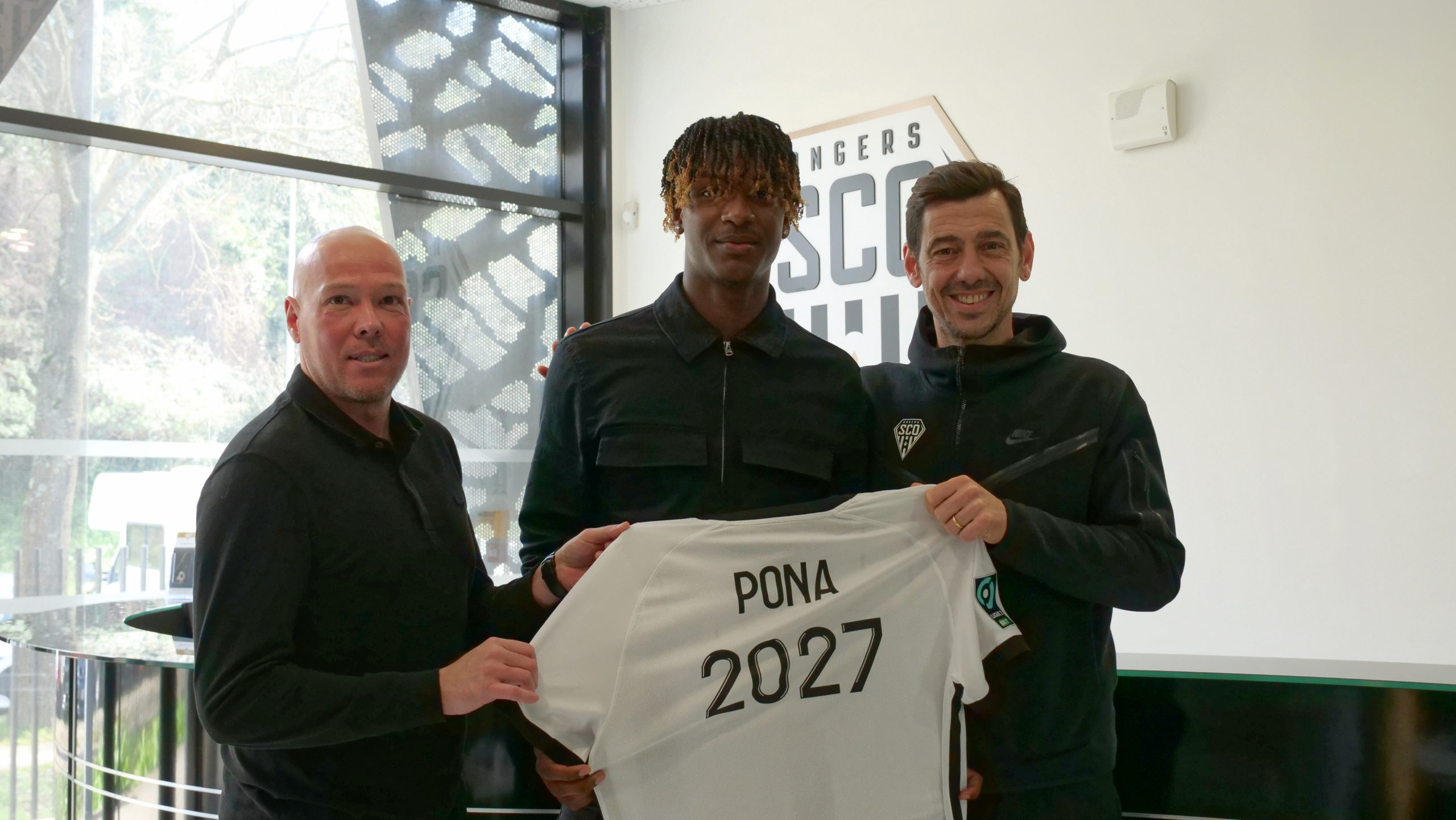 Oumar Pona signe son premier contrat professionnel ! - Angers SCO