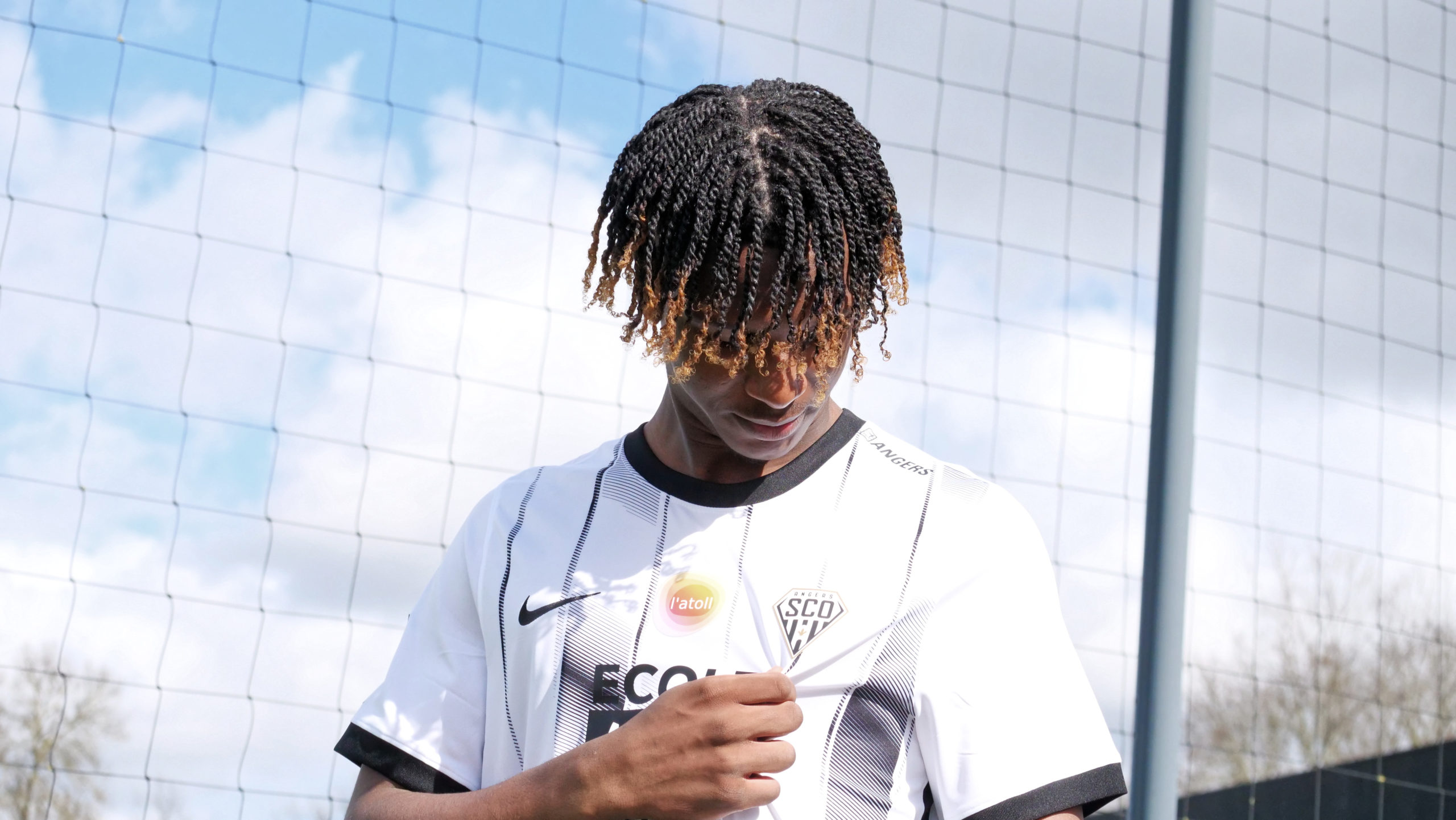 Oumar Pona signe son premier contrat professionnel ! - Angers SCO