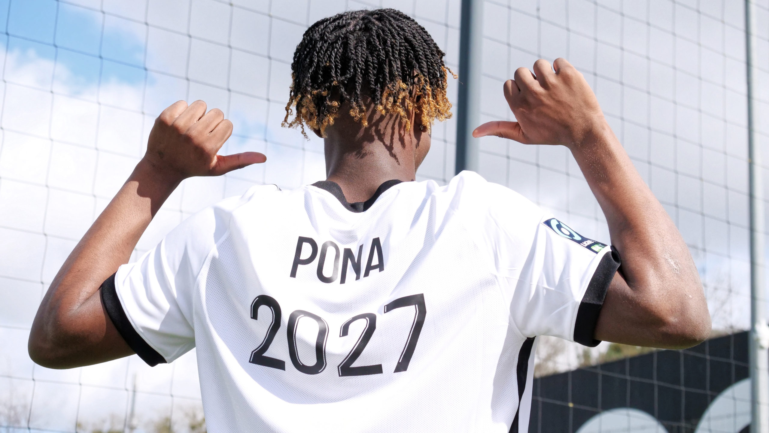 Oumar Pona signe son premier contrat professionnel ! - Angers SCO