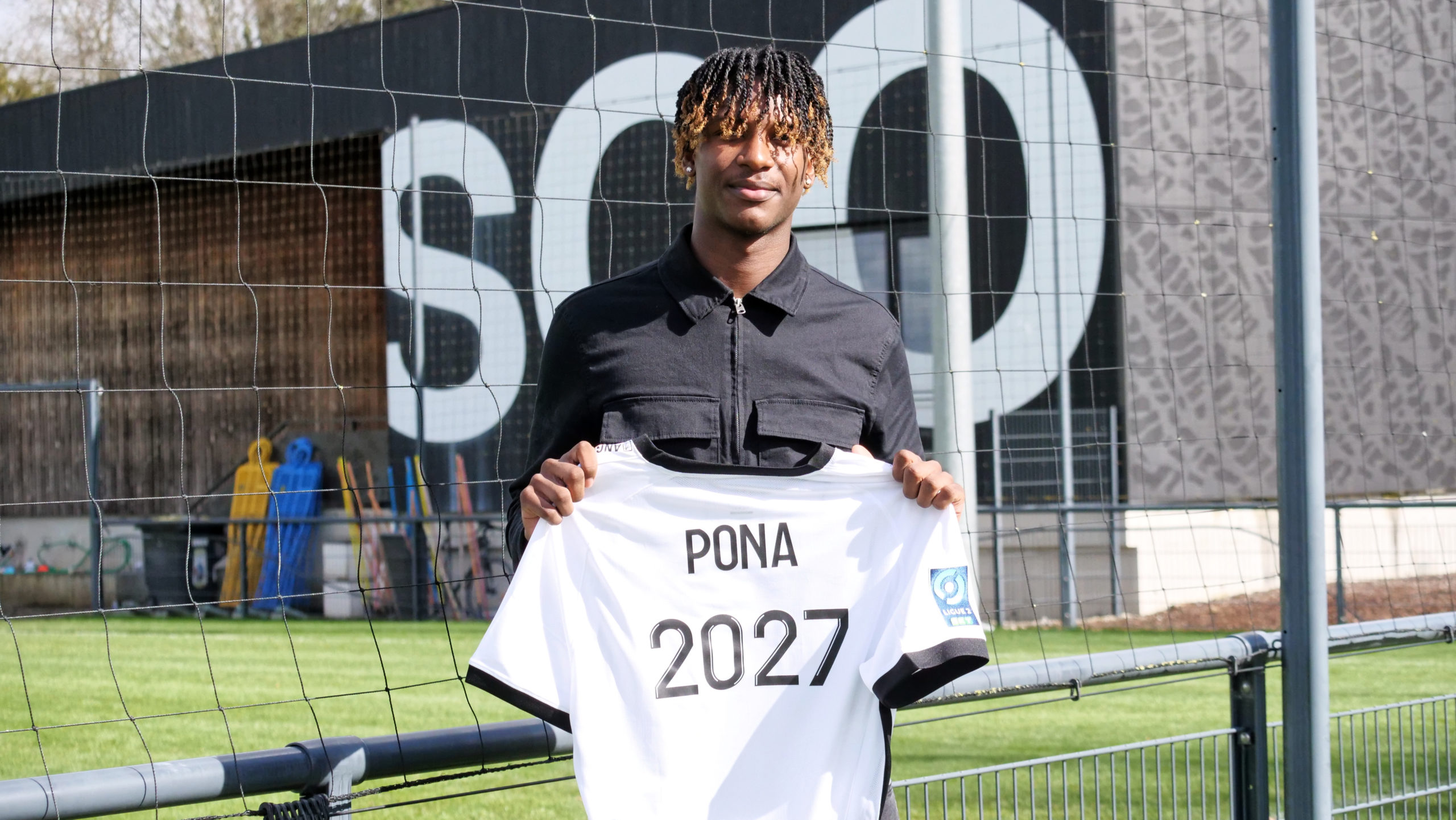 Oumar Pona signe son premier contrat professionnel ! - Angers SCO