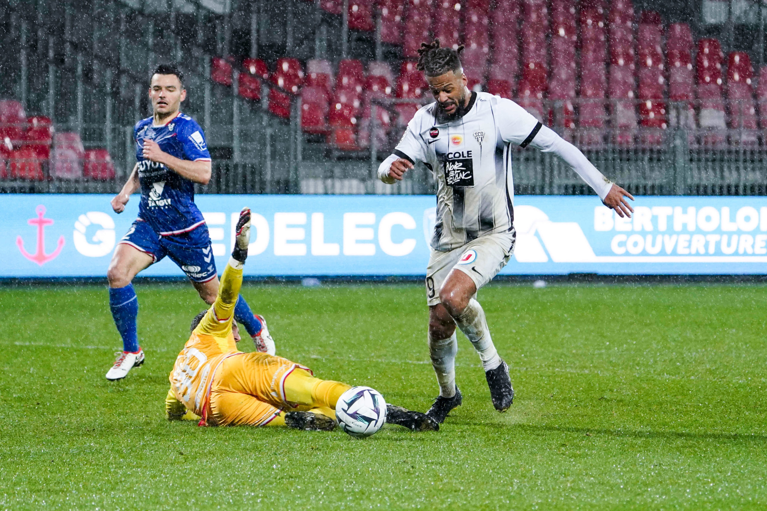 Des maillots du SCO mis aux enchères pour lutter contre le racisme ! - Angers SCO